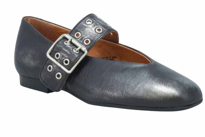 How to Wear Metallic Shoes for Fall 2025: Best Styles for Women Over 50 ...